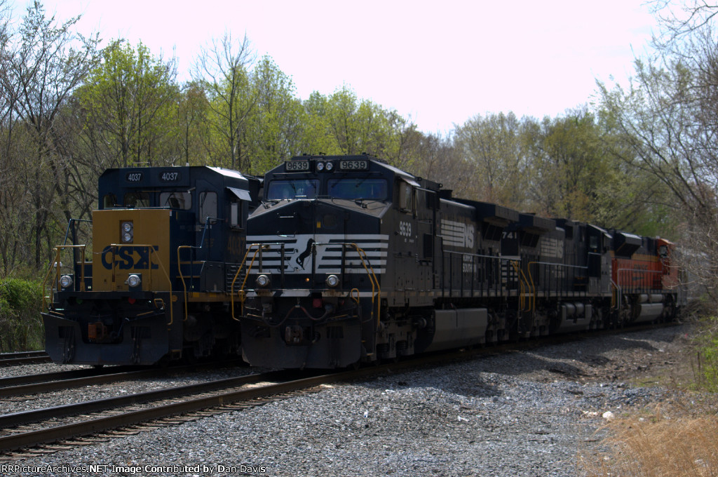CSX Q418-25 alongside NS 39G